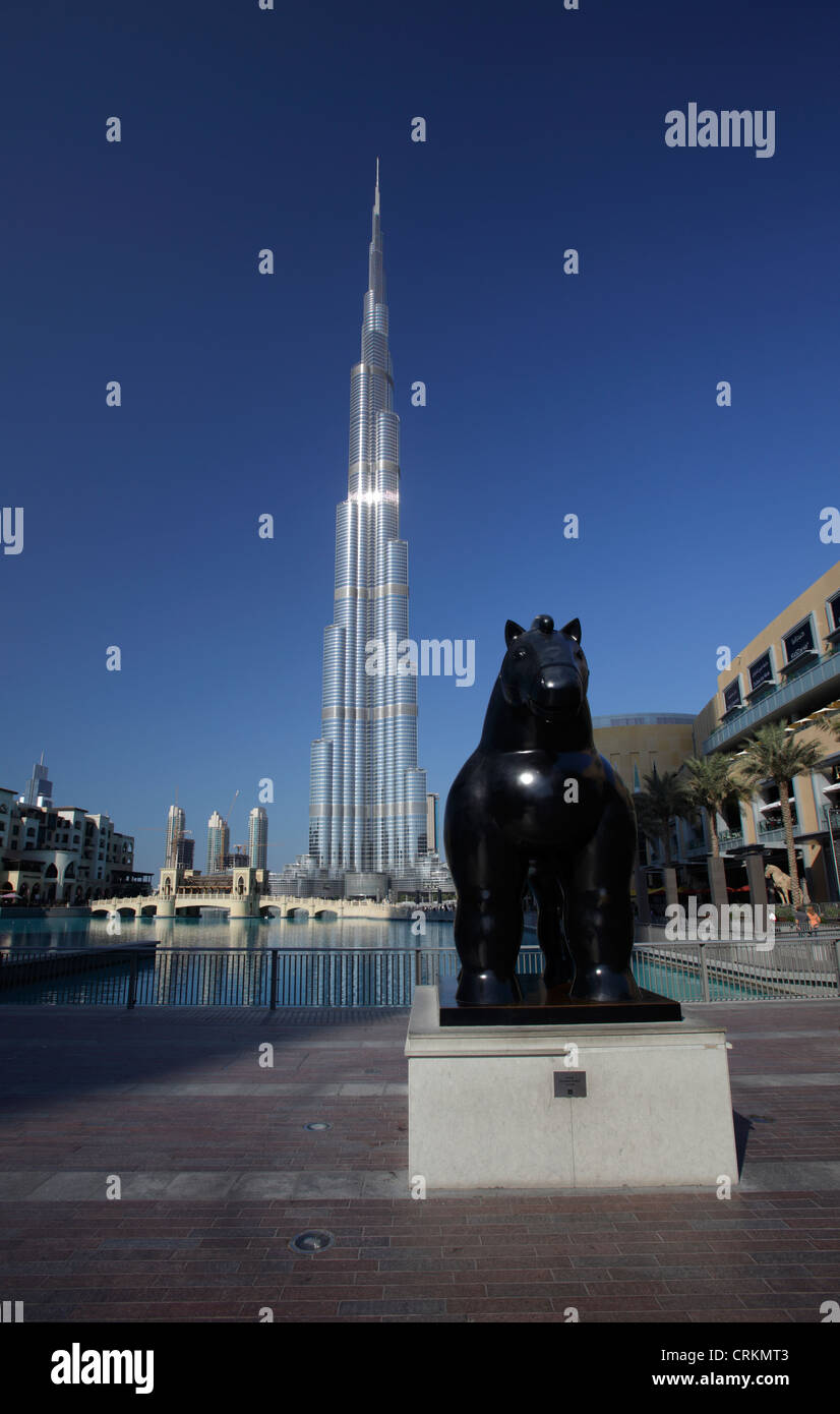 Statue de cheval par Botero en face de Burj Khalifa, Dubai, Émirats ...