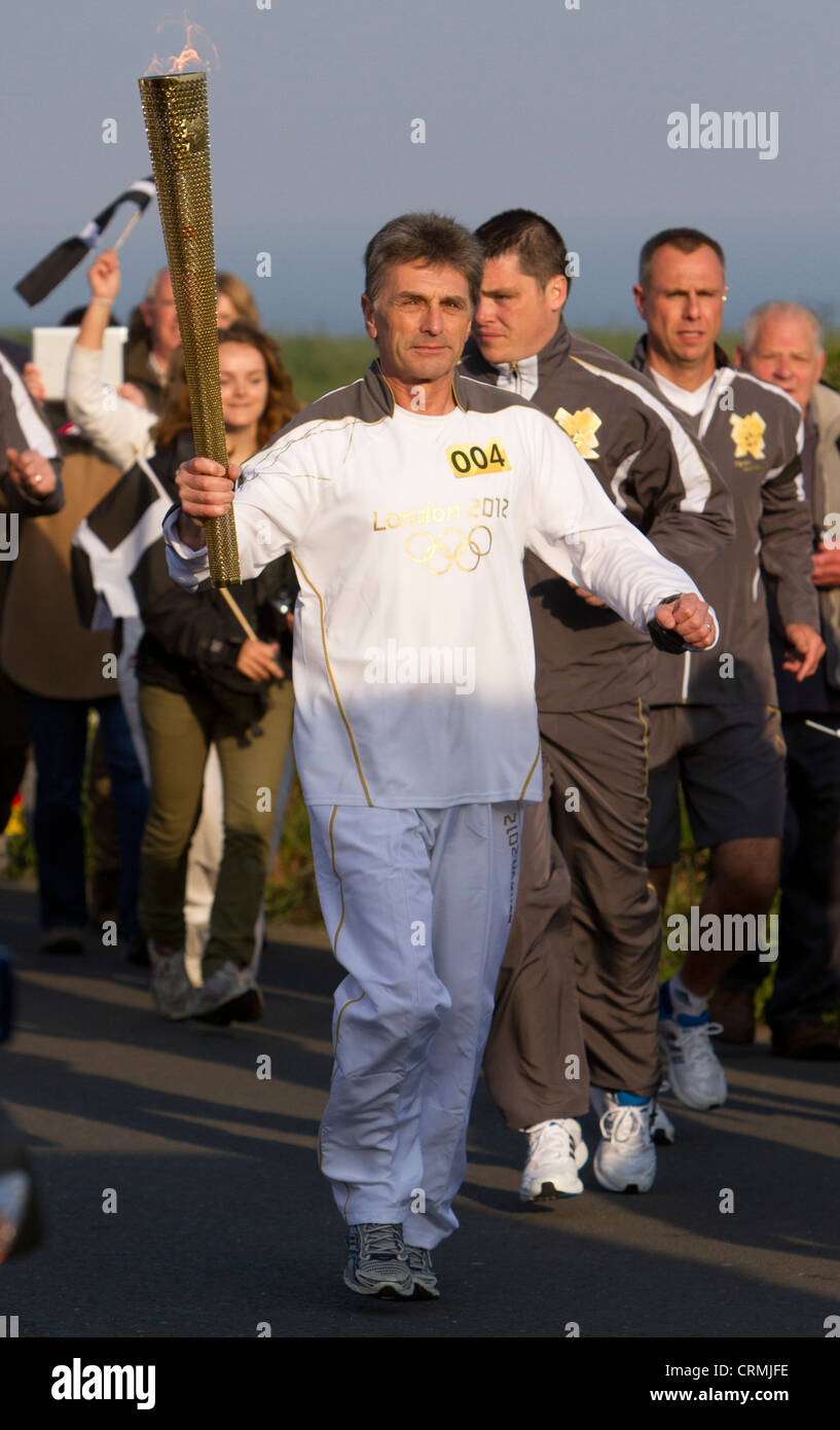 Steve Brady porte la flamme olympique hors des Terres fin le jour 1 du ...