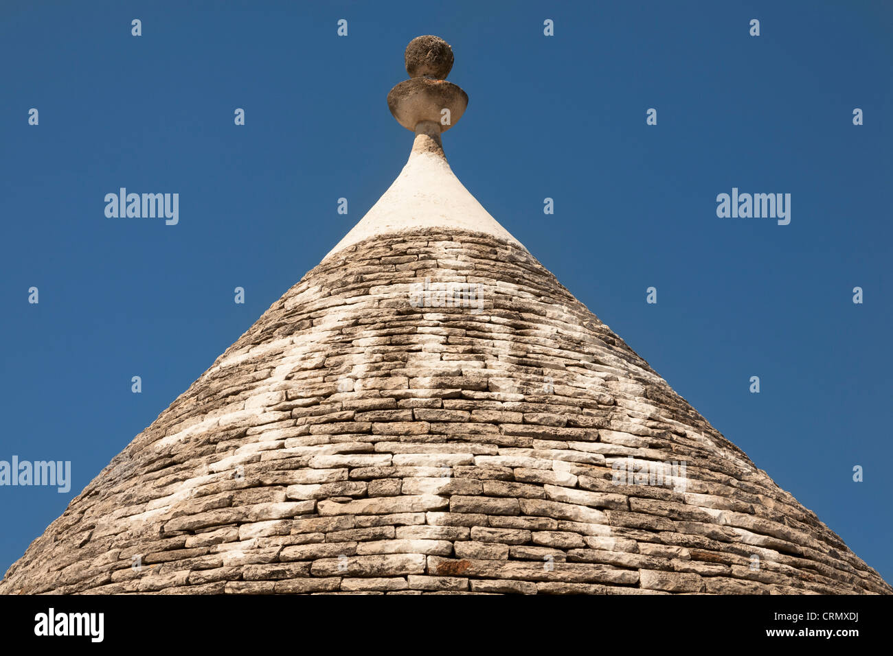 Toit conique en pierre sèche de Trulli, avec symbole de soleil peint ...
