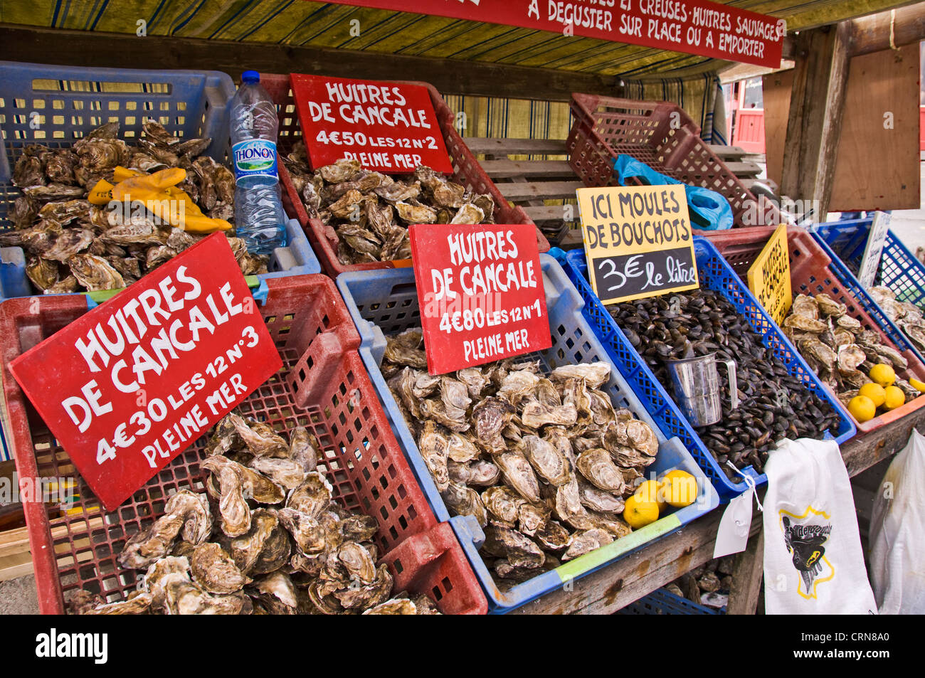 Marché d'huîtres sur le port de Cancale - Cancale, Normandie, France ...