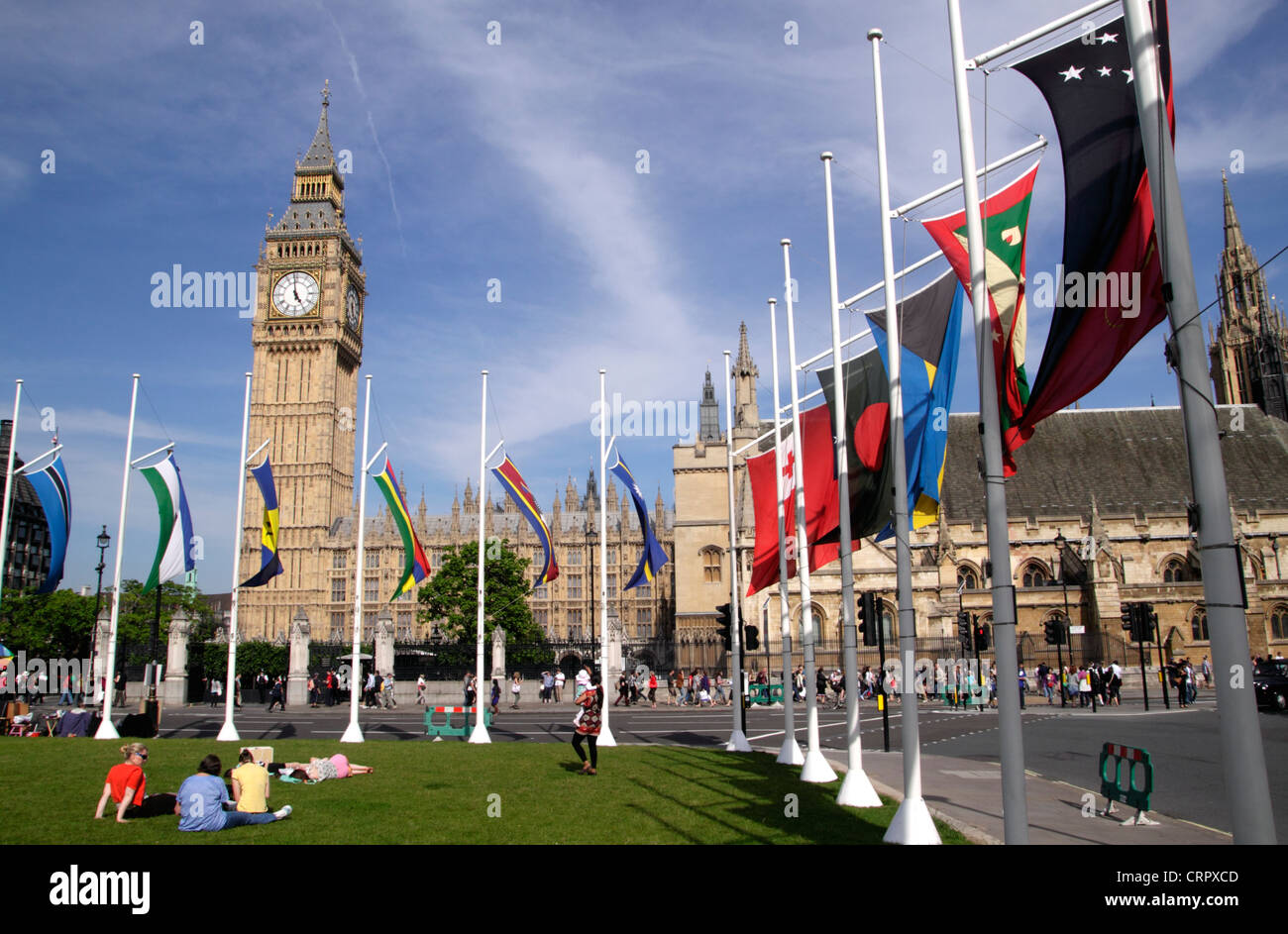 La place du Parlement et les drapeaux du Commonwealth, Londres Photo ...