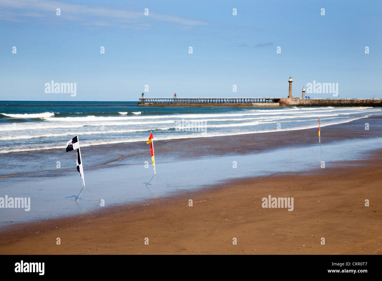 Baignade et surf Les drapeaux sur Whitby Whitby, North Yorkshire ...
