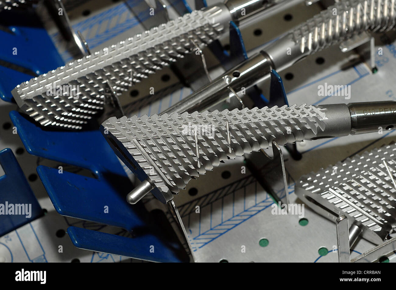 Une gamme de broches utilisées comme une prothèse fémorale utilisée ...