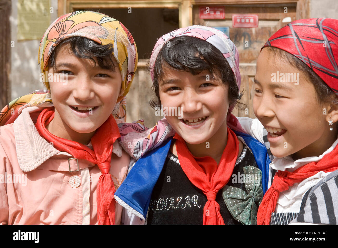 3 jeune filles chinois Ouïghours posent pour la caméra dans la rue de ...