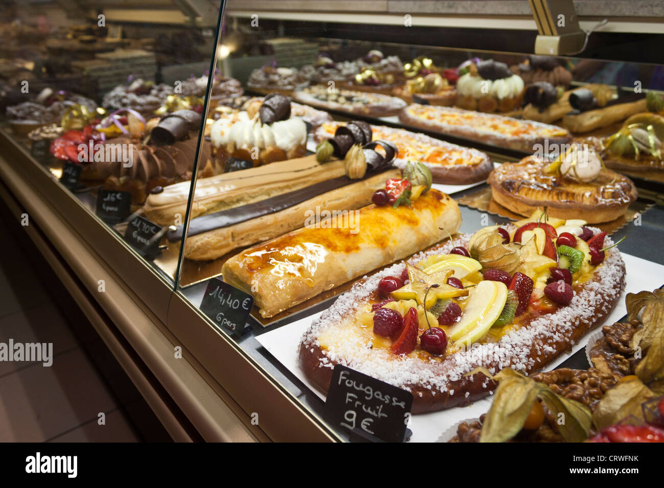 Des gâteaux faits maison à vendre dans une pâtisserie française dans la ...
