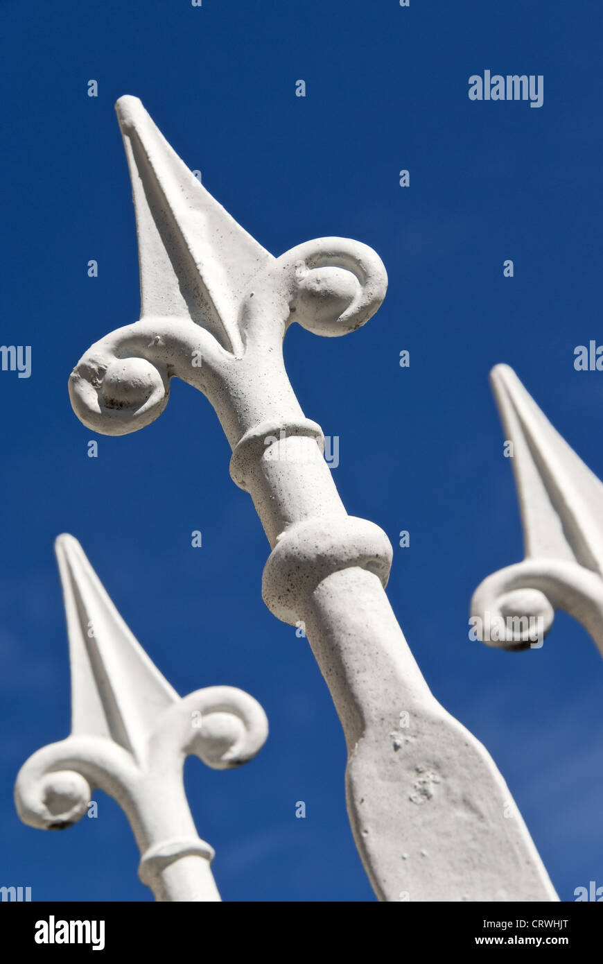 Clôture en fer forgé avec la flèche Banque de photographies et d’images ...