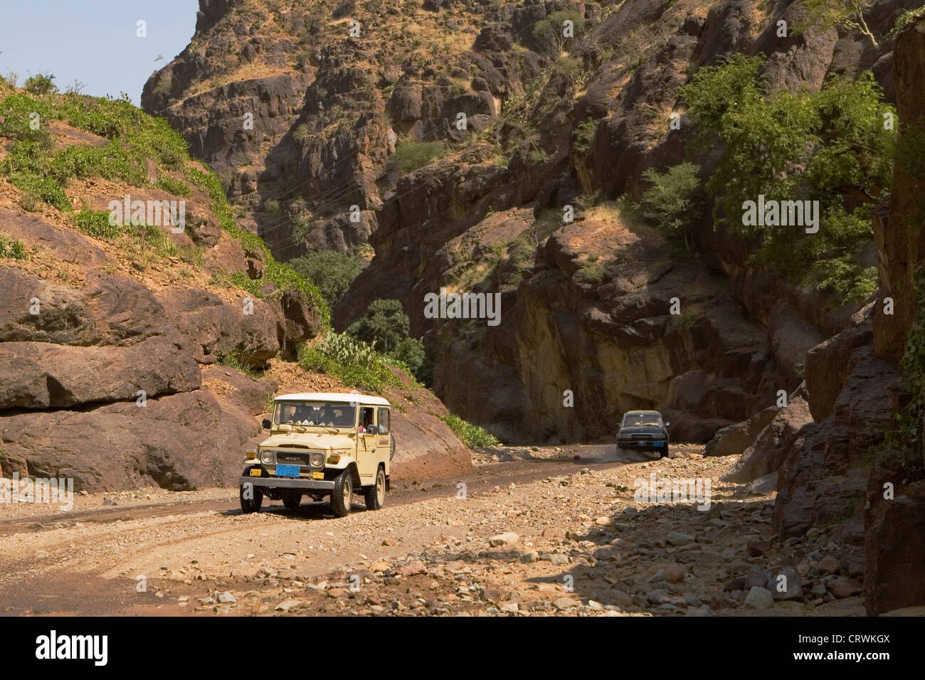Quatre roues motrices circuler à travers le wadi bed, Wadi Sara'a ...