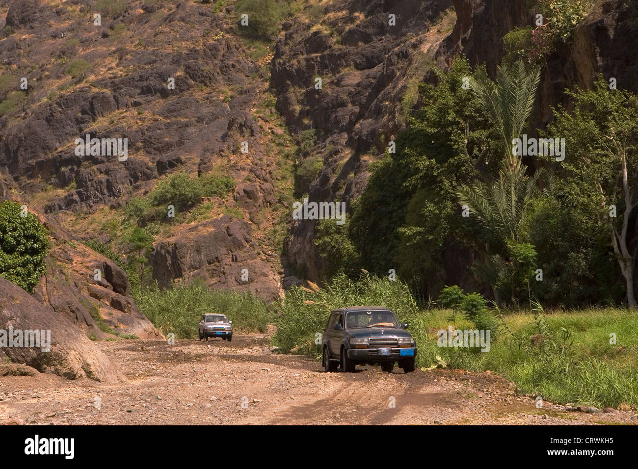 Quatre roues motrices circuler à travers le wadi bed, Wadi Sara'a, Souq ...