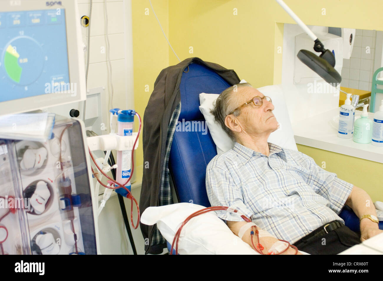 Un patient sur la dialyse rénale Photo Stock - Alamy
