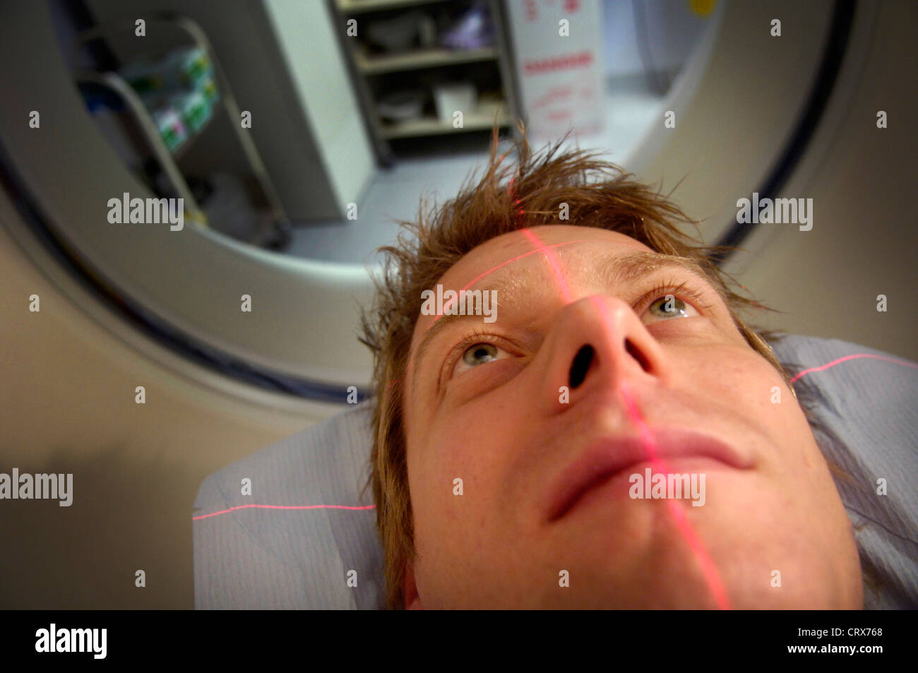 CT scan : une image d'un patient subissant un CT scan. Les lignes roses ...