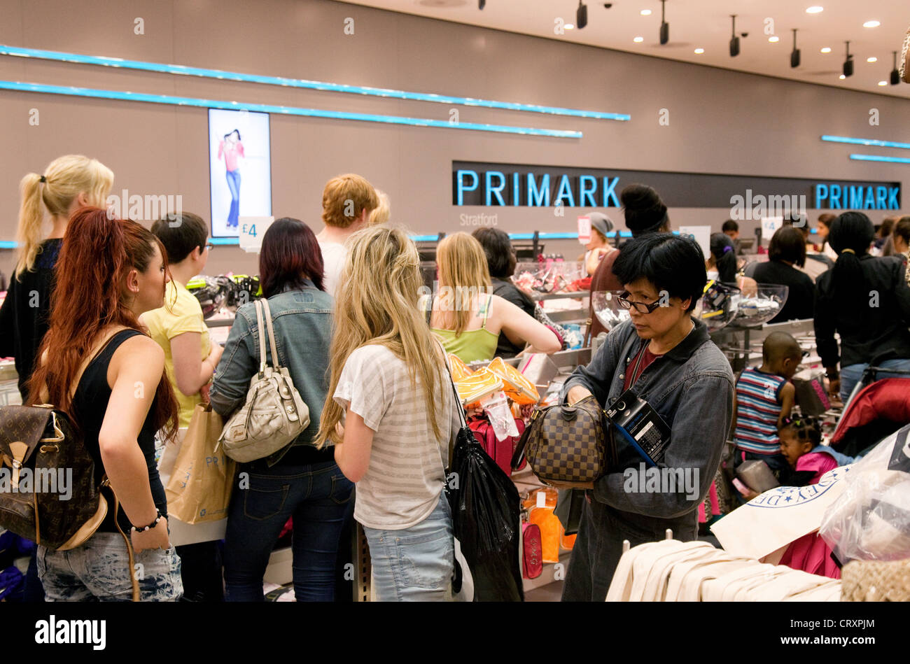 Primark shoppers Banque de photographies et d’images à haute résolution ...