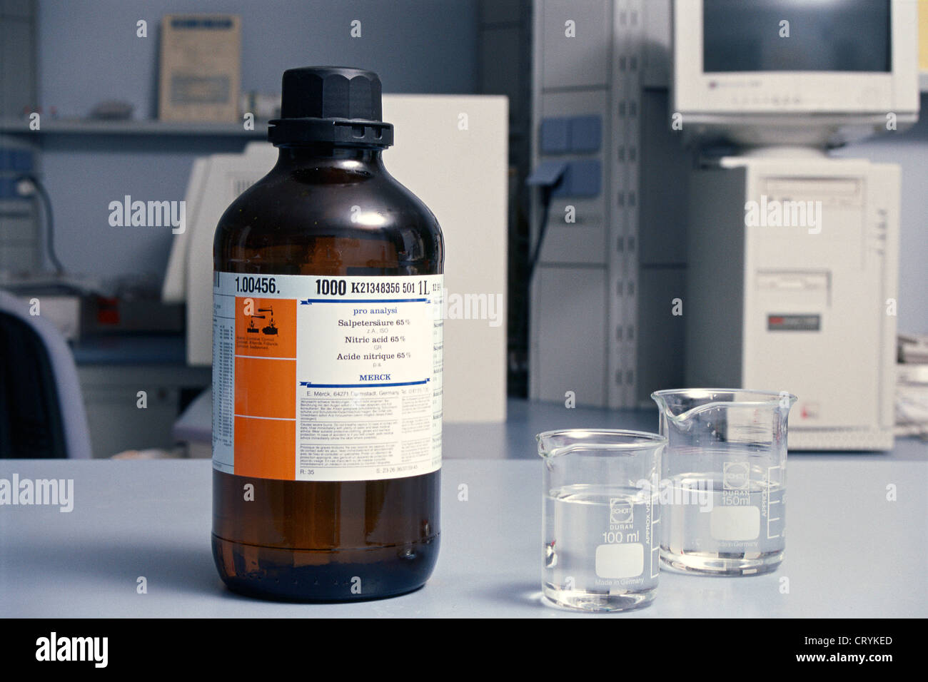 Nitric acid Banque de photographies et d’images à haute résolution - Alamy