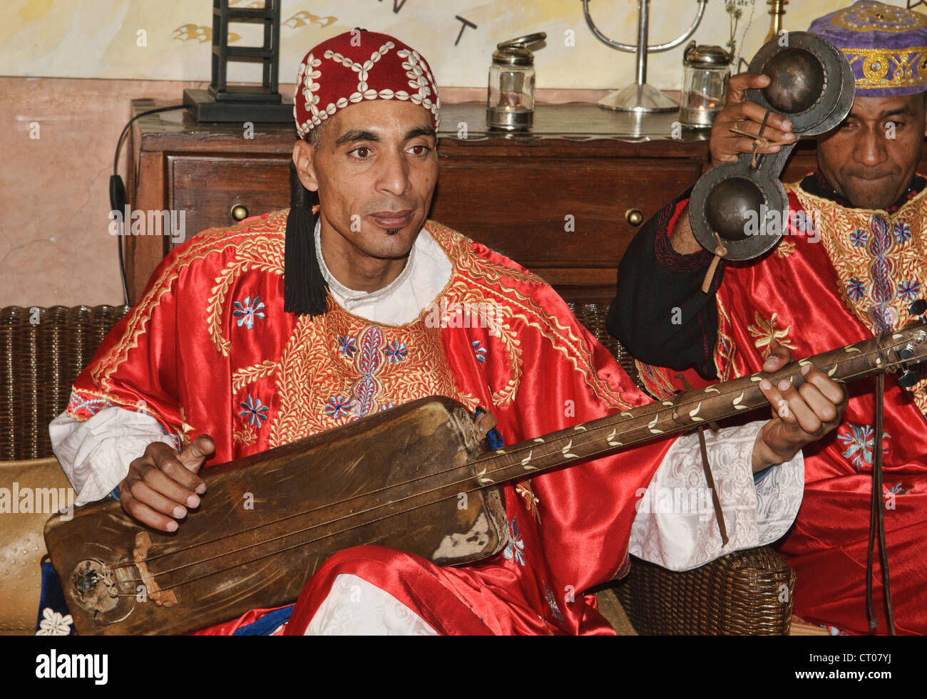 Gnawa musicians in marrakech Banque de photographies et d’images à ...