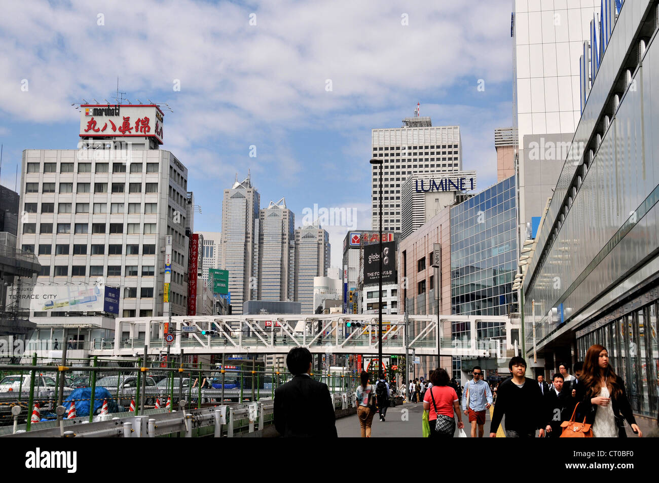 Rue animée tokyo Banque de photographies et d’images à haute résolution ...