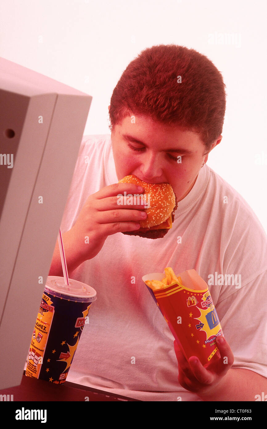 Obese teenager eating Banque de photographies et d’images à haute ...