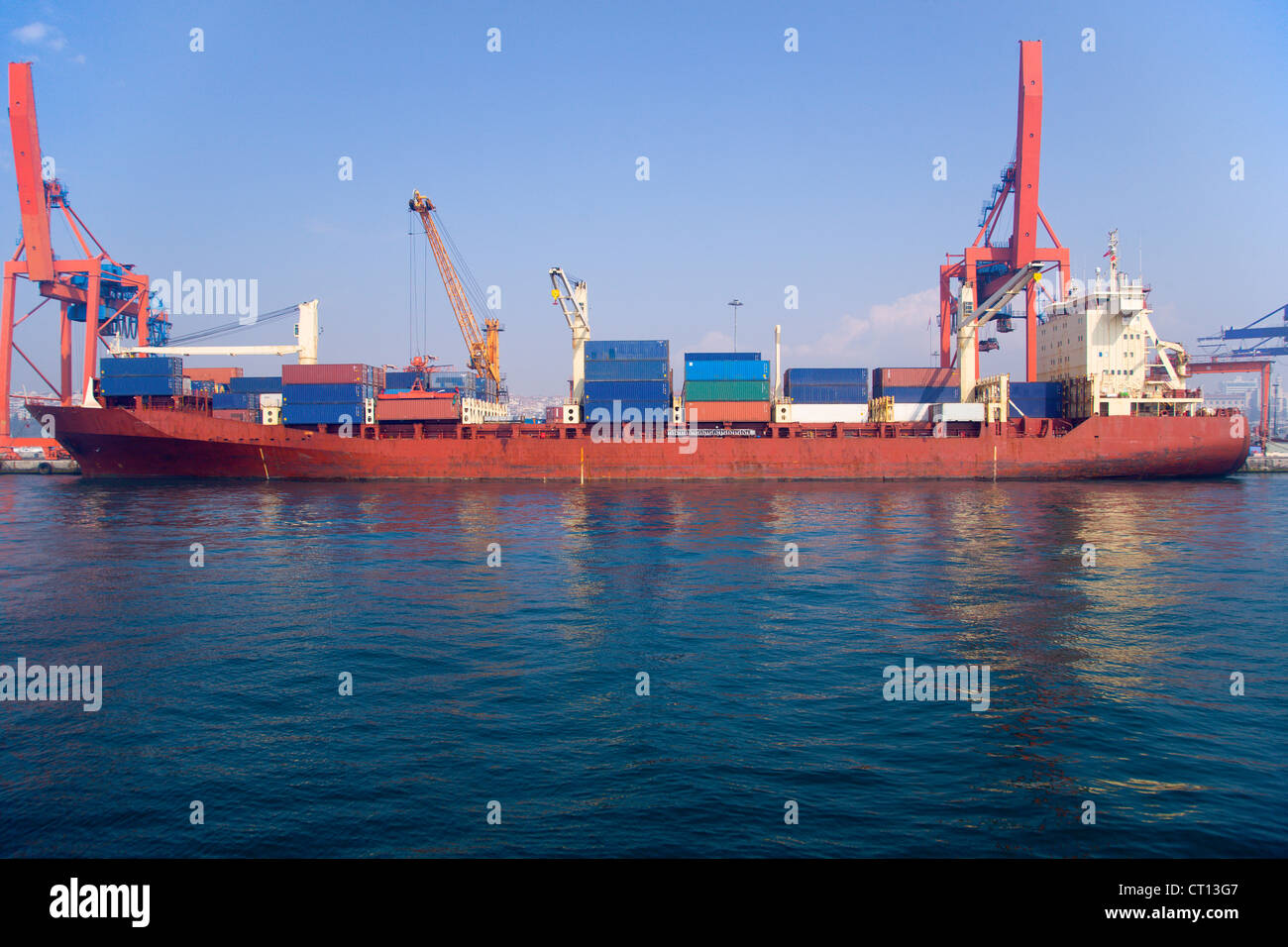 Container barge Banque de photographies et d’images à haute résolution ...