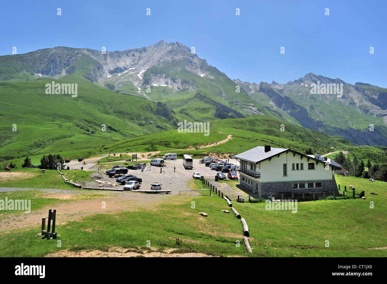 Voitures et camping-car au lieu de stationnement du restaurant au Col ...