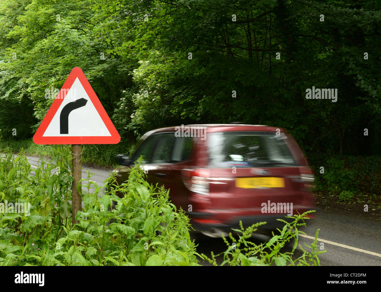 Panneau de signalisation rouge sur virage Banque de photographies et d ...