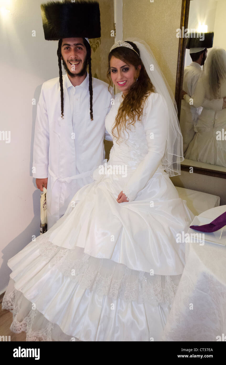 An ultra orthodox jewish couple Banque de photographies et d’images à ...