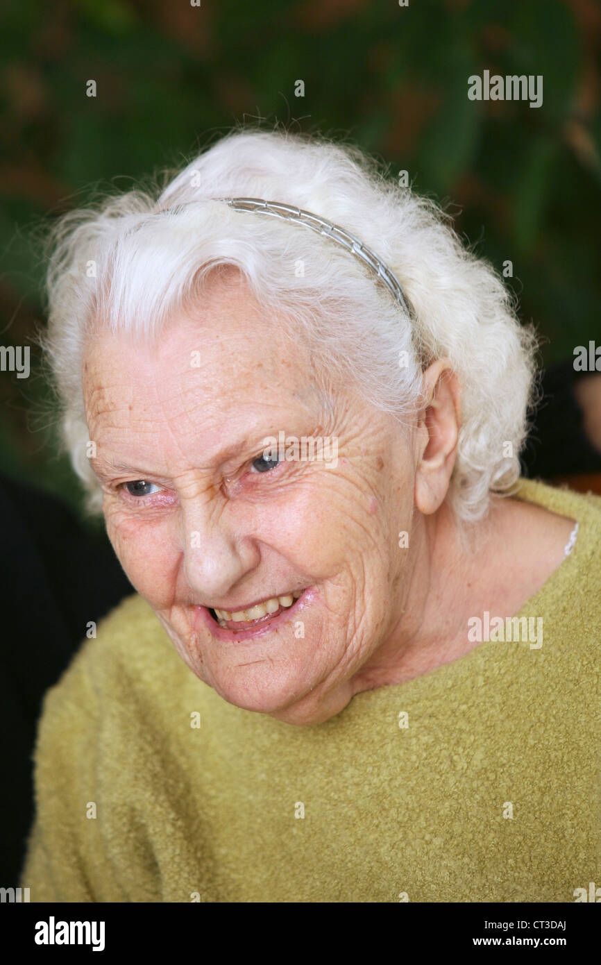 Femme De 60 A 80 Ans Célibataire Banque De Photographies Et Dimages à