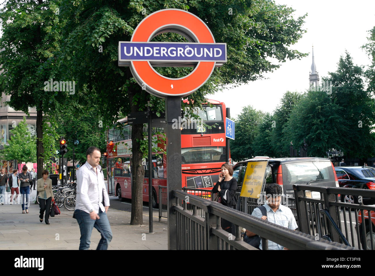 Logo du métro de Londres, transport pour Londres de passage à St Paul ...