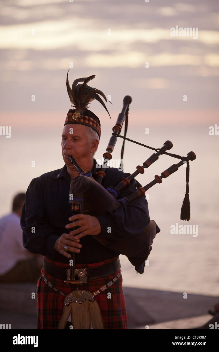 Cornemuse jouant la cornemuse écossaise traditionnelle avec l'uniforme ...