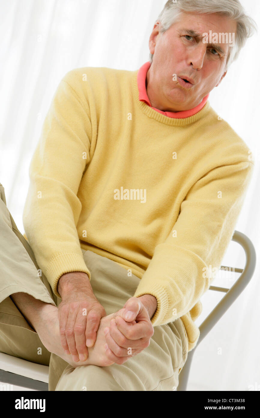 La douleur de pied PERSONNE ÂGÉE Photo Stock - Alamy
