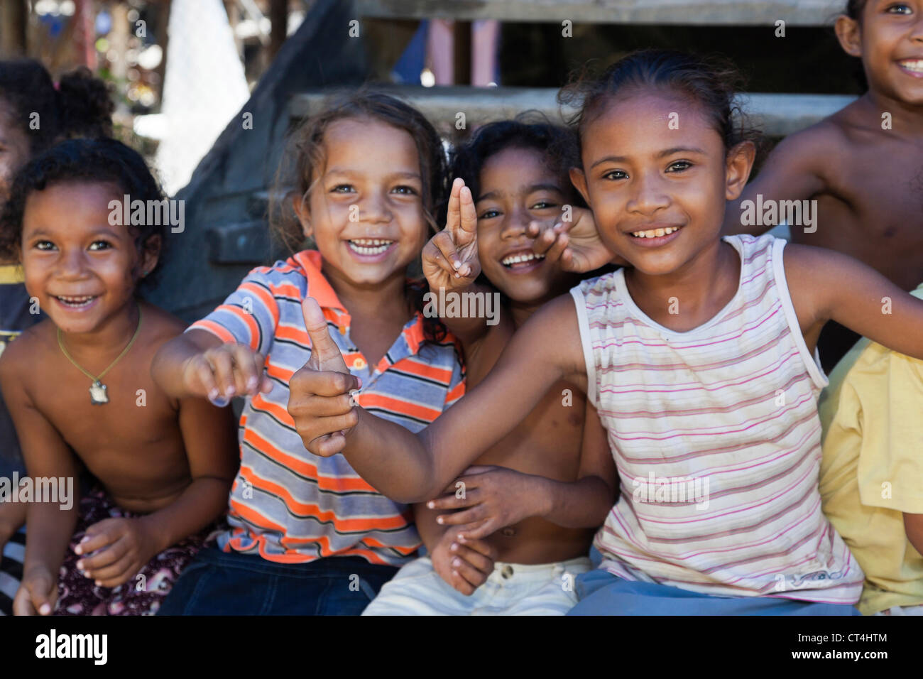L'Indonésie, la Papouasie-Nouvelle-Guinée, Tubuserea Village. Groupe de ...
