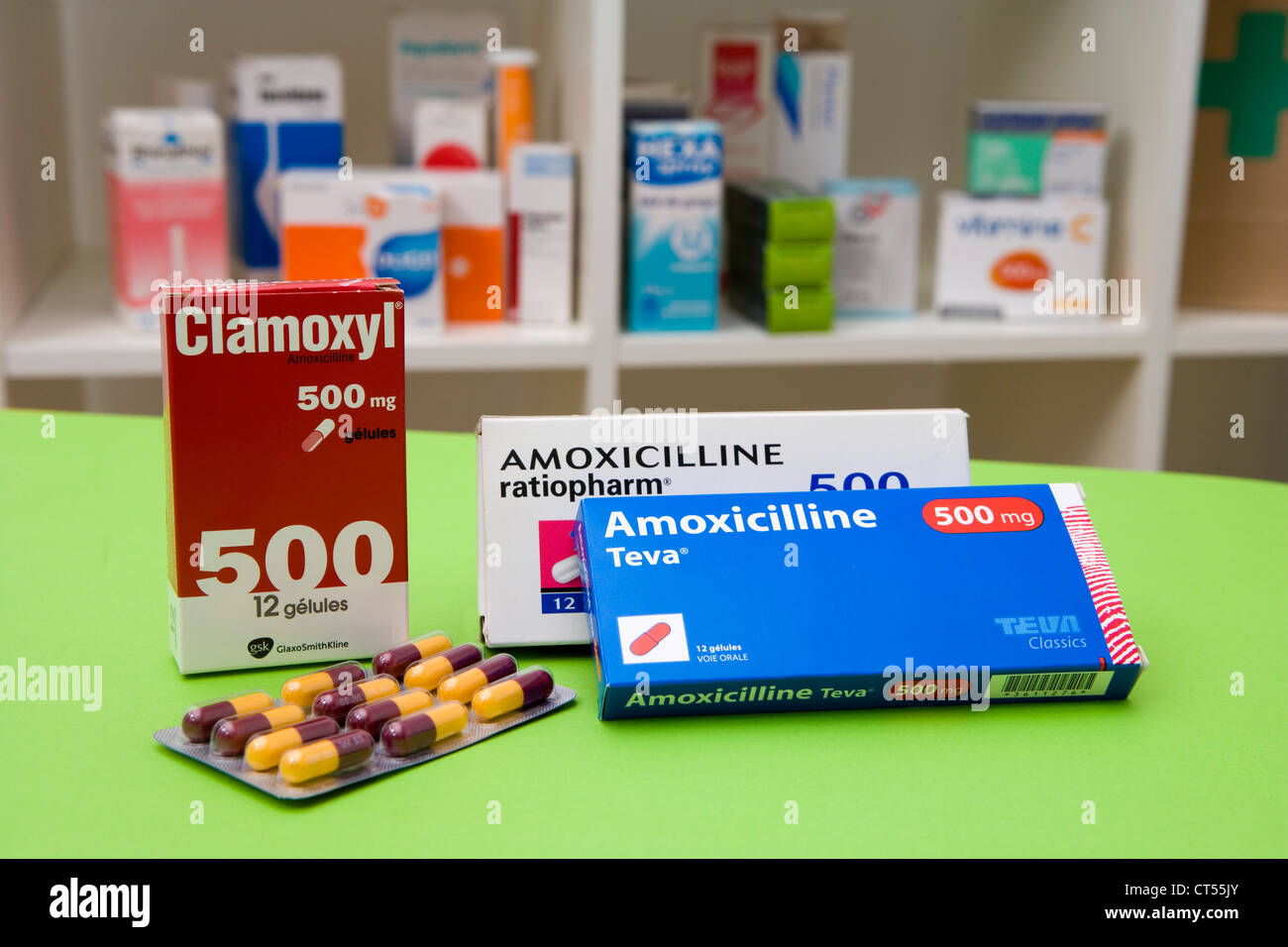 Amoxicillin antibiotics box Banque de photographies et d’images à haute ...