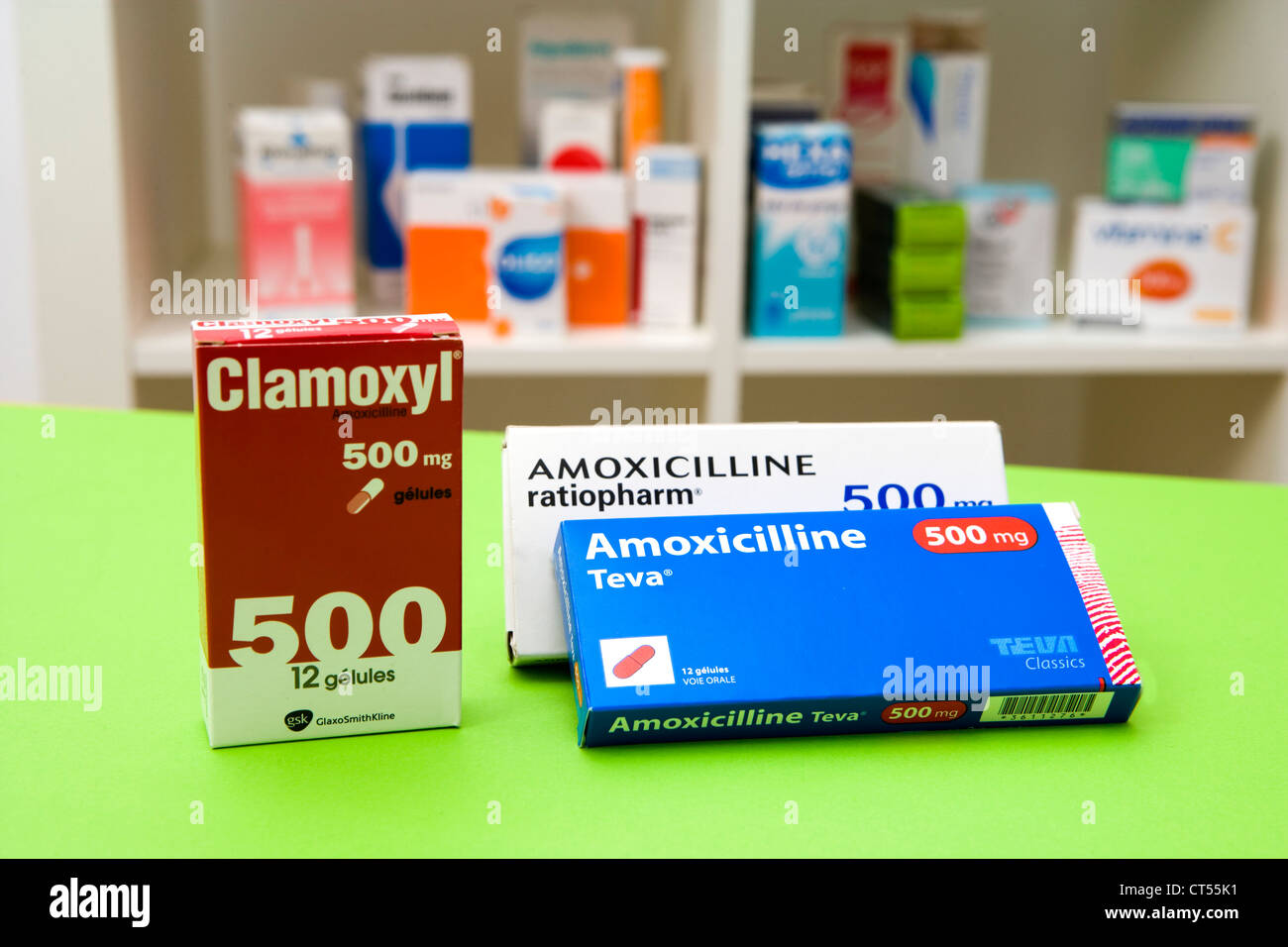 Amoxicillin antibiotics box Banque de photographies et d’images à haute ...