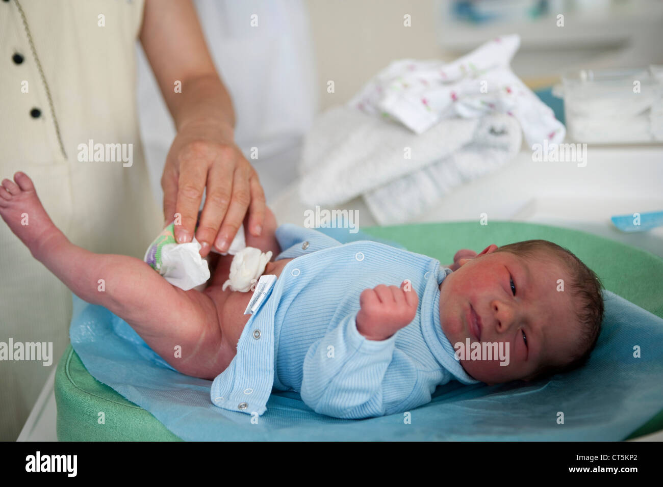 Change sa mére couche baby Banque de photographies et d’images à haute ...