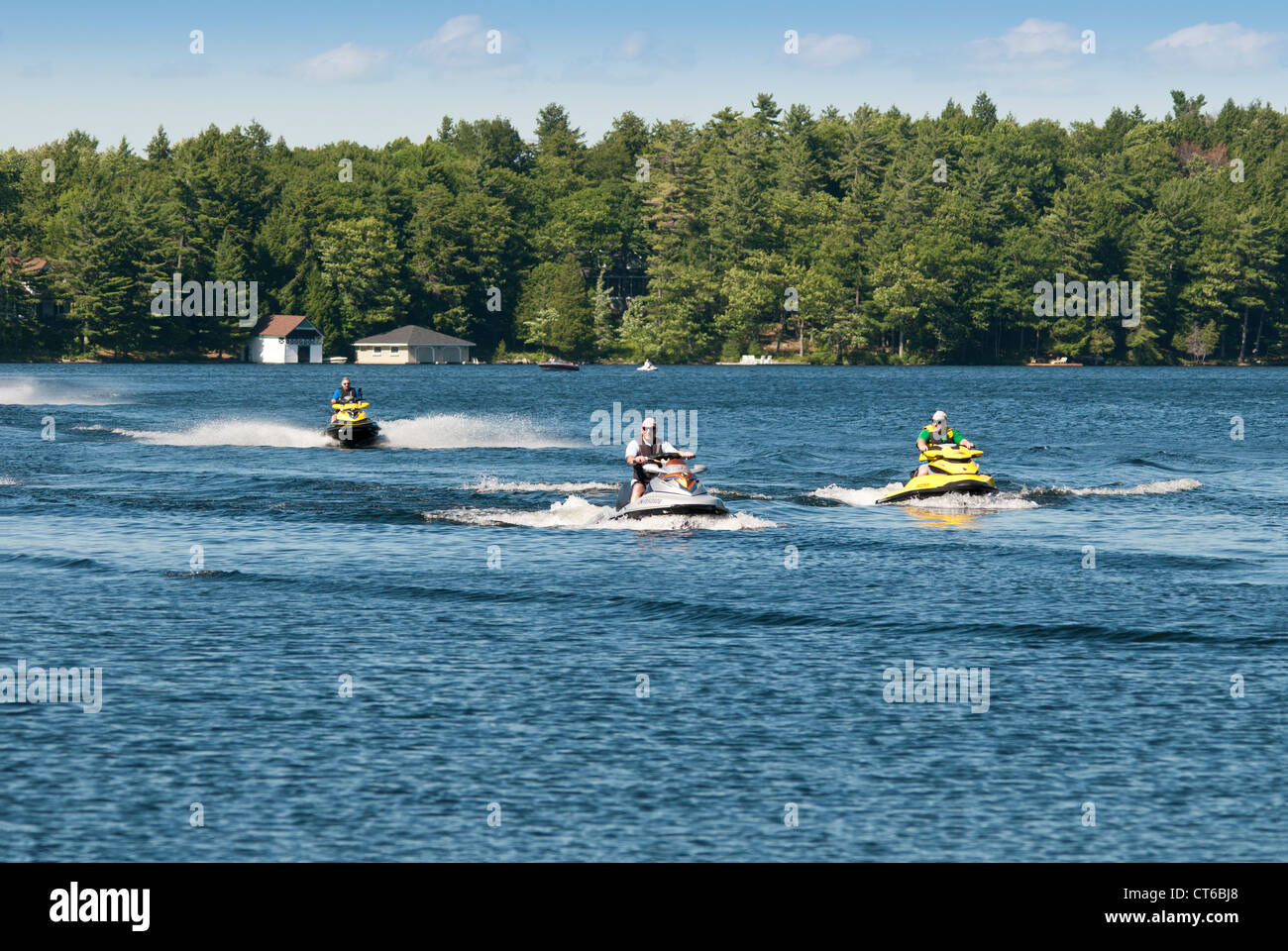 Jet ski on lake Banque de photographies et d’images à haute résolution ...
