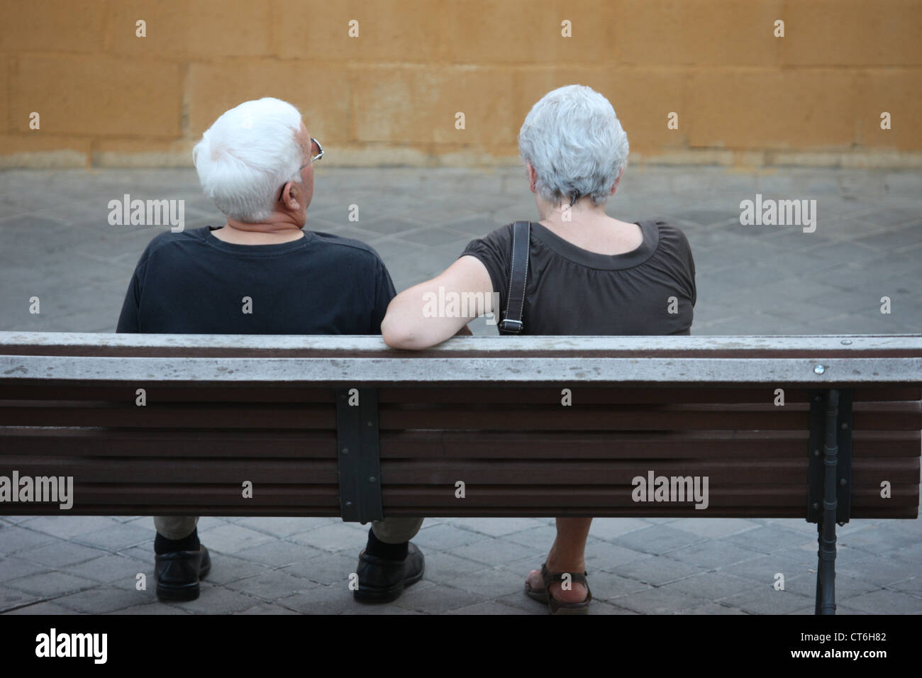 Une vieille dame assise sur un banc Banque de photographies et d’images à haute résolution - Alamy