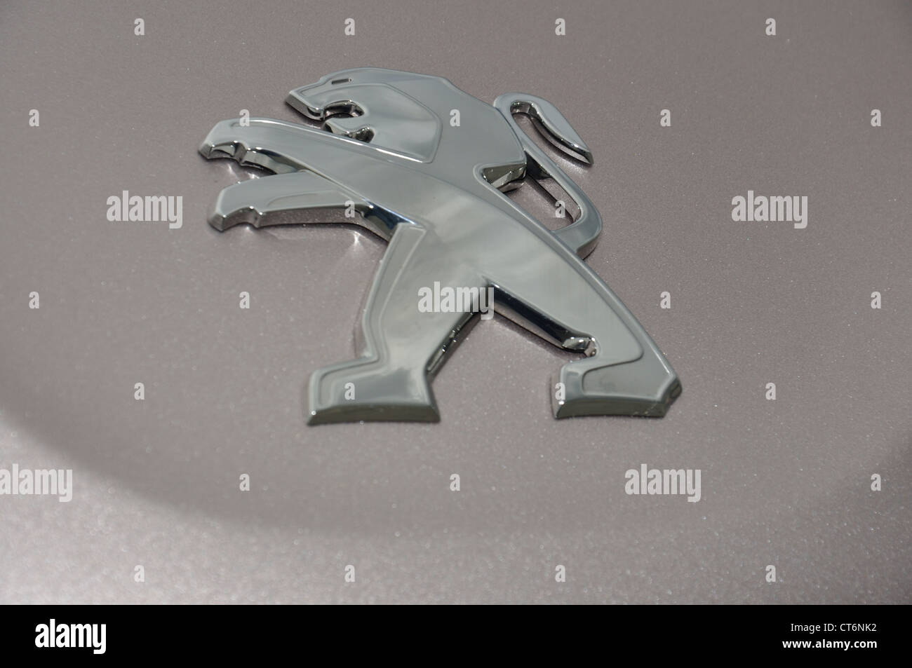 Peugeot logo Banque de photographies et d’images à haute résolution - Alamy