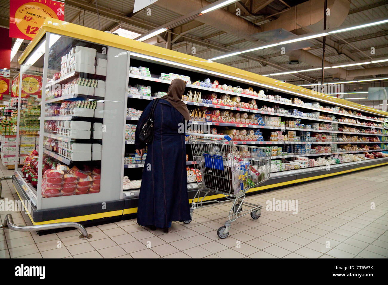 Femme arabe marocain shopping dans un supermarché, Taroudant, Maroc Sud ...