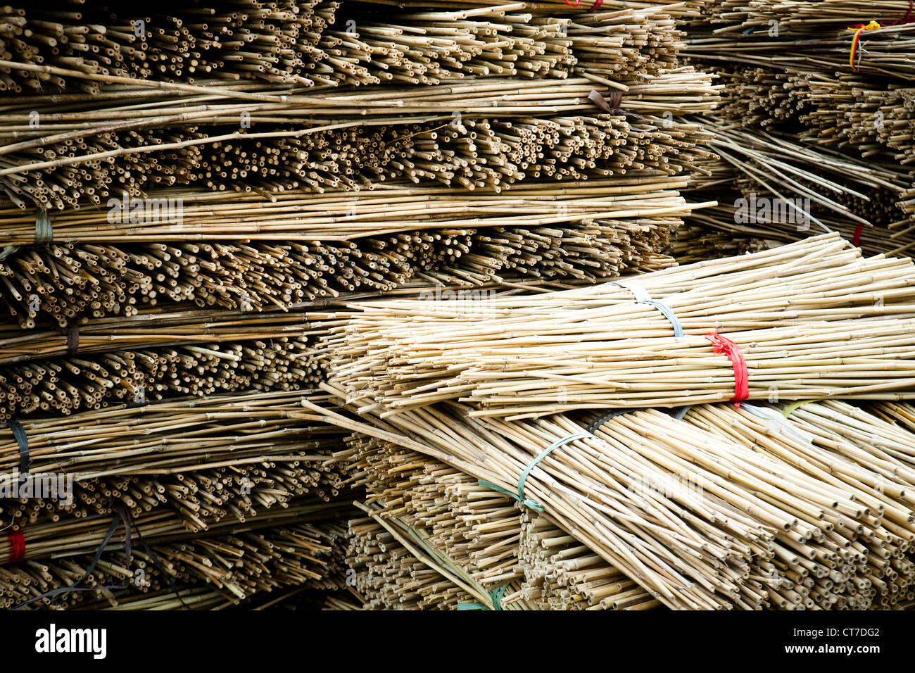 Pile de fardeaux de bois de bambou Photo Stock - Alamy