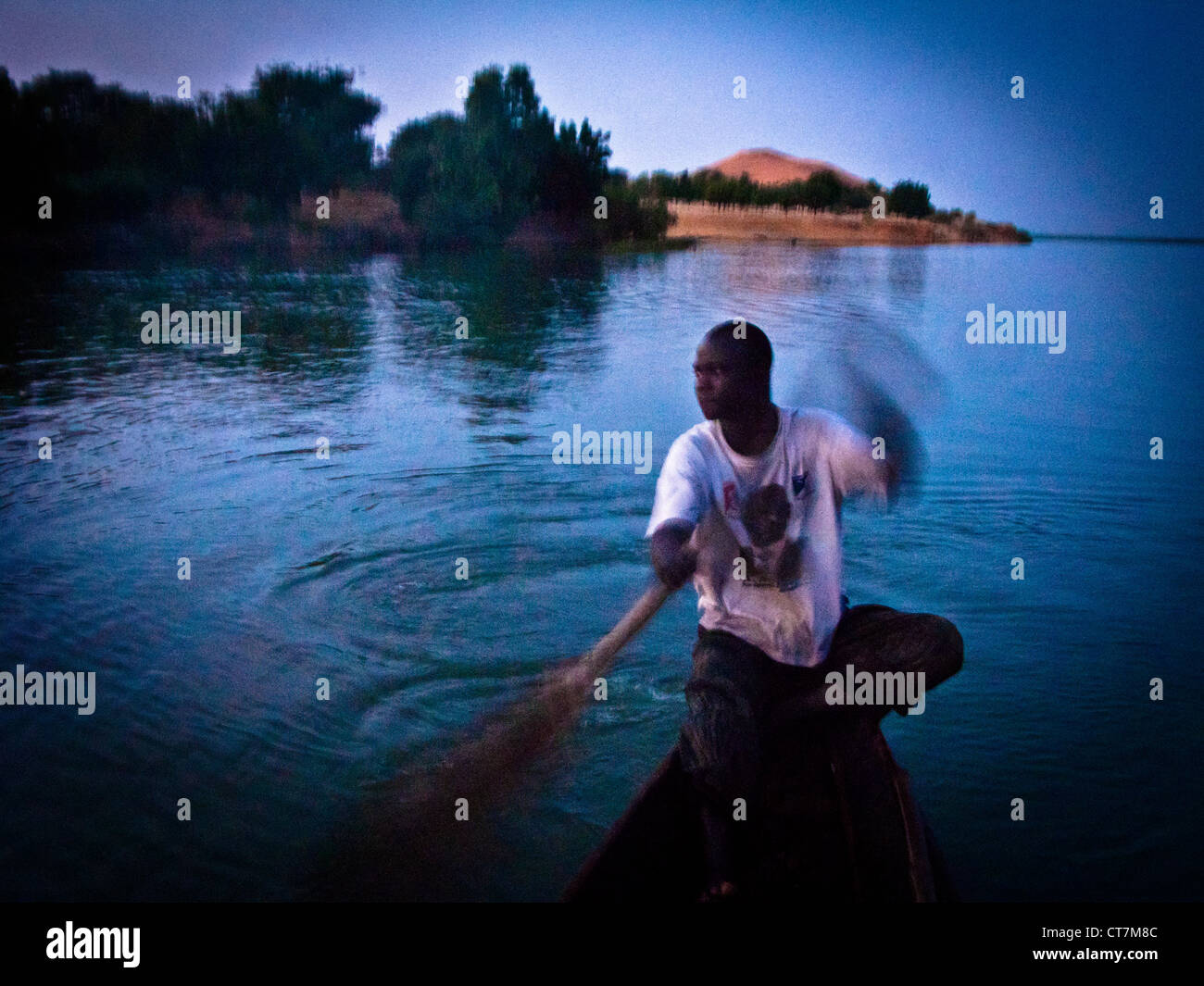 La rameuse crossing le fleuve Niger à la tombée de la Dune de Koima ...