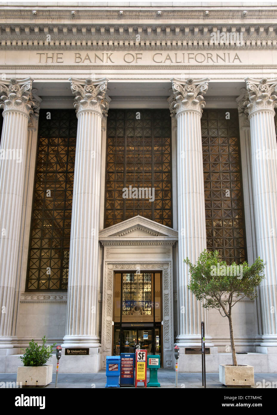 Bank building columns Banque de photographies et d’images à haute ...