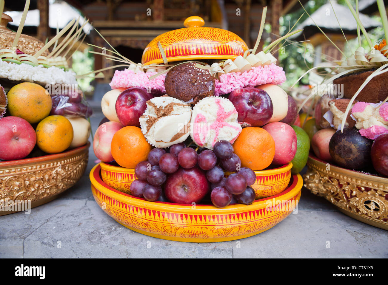Paniers de fruits sont affichées à un temple, comme une offrande aux ...