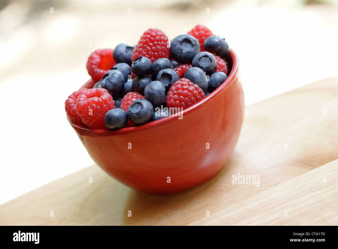 Framboises et myrtilles Banque de photographies et d’images à haute ...