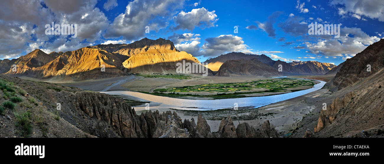 La vallée du Zanskar près de Zangla, Padum, Zanskar, traverse la gamme ...