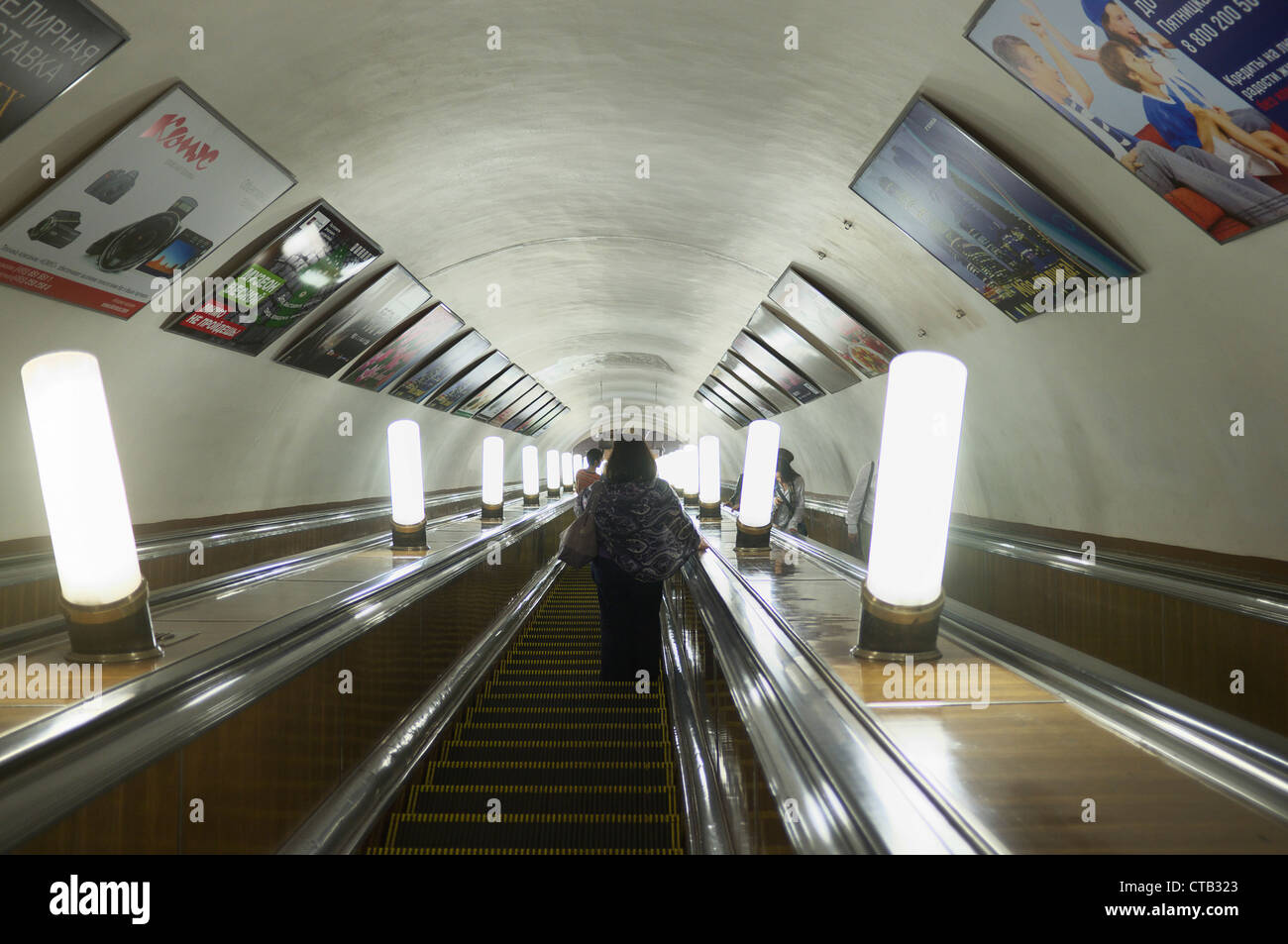 Escalator de métro de Moscou Photo Stock - Alamy