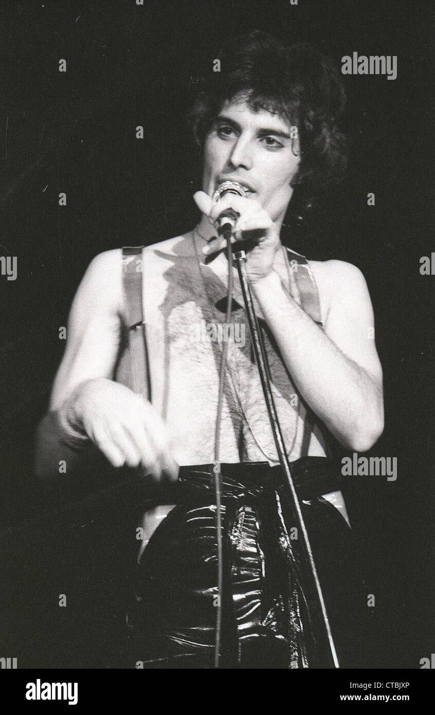 008779 - Freddie Mercury au cours de la Queen's A Night At The Opera ...