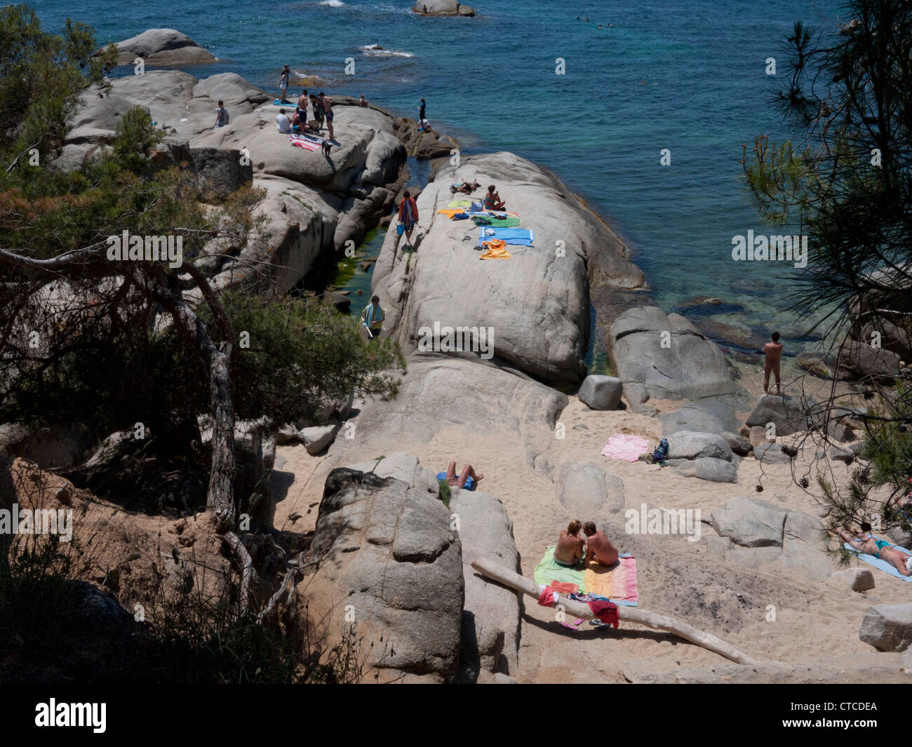 Jouant sur les rochers de la plage Banque de photographies et d’images ...