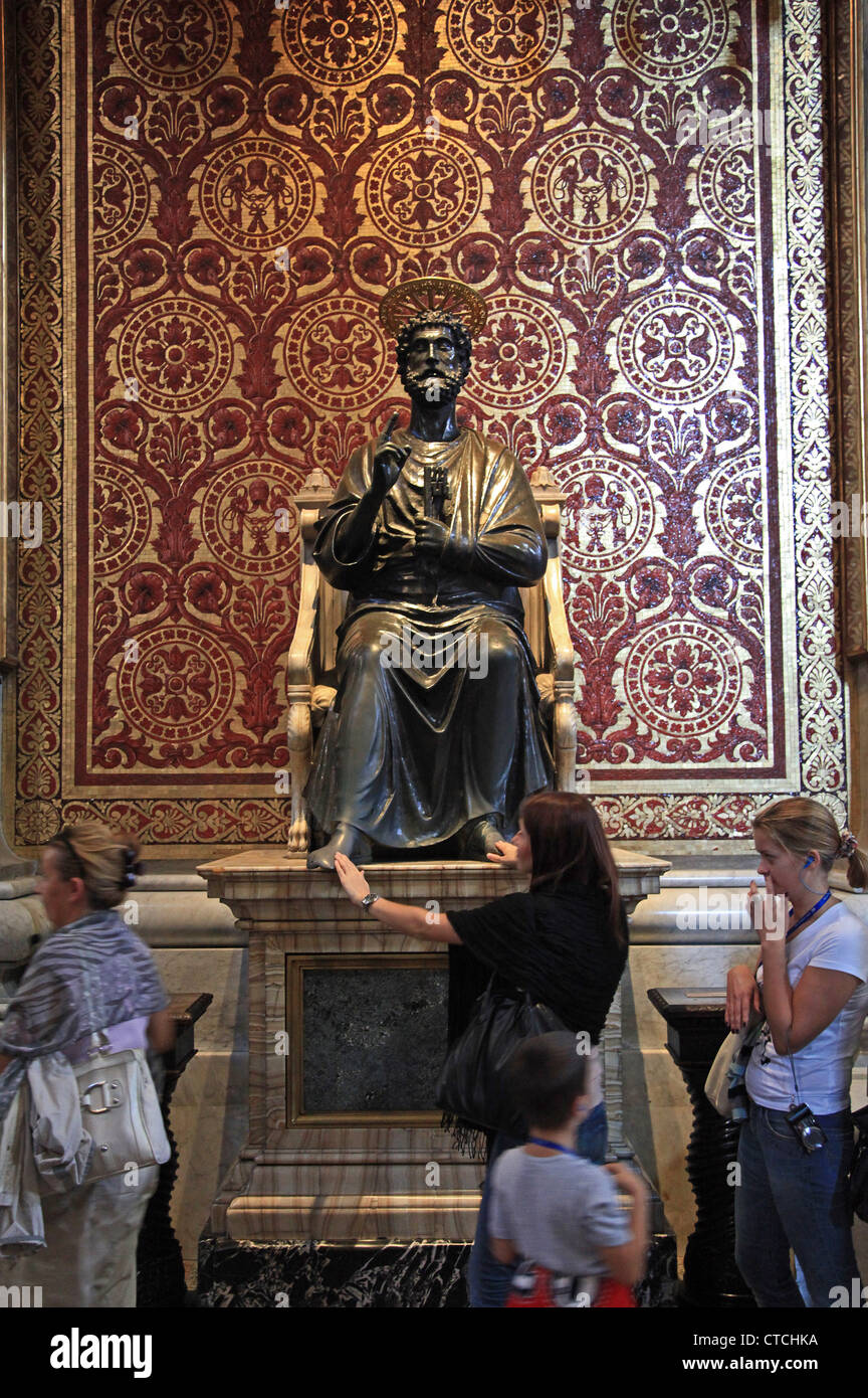 Toucher pied de statue de saint-pierre dans la Basilique Saint Pierre ...