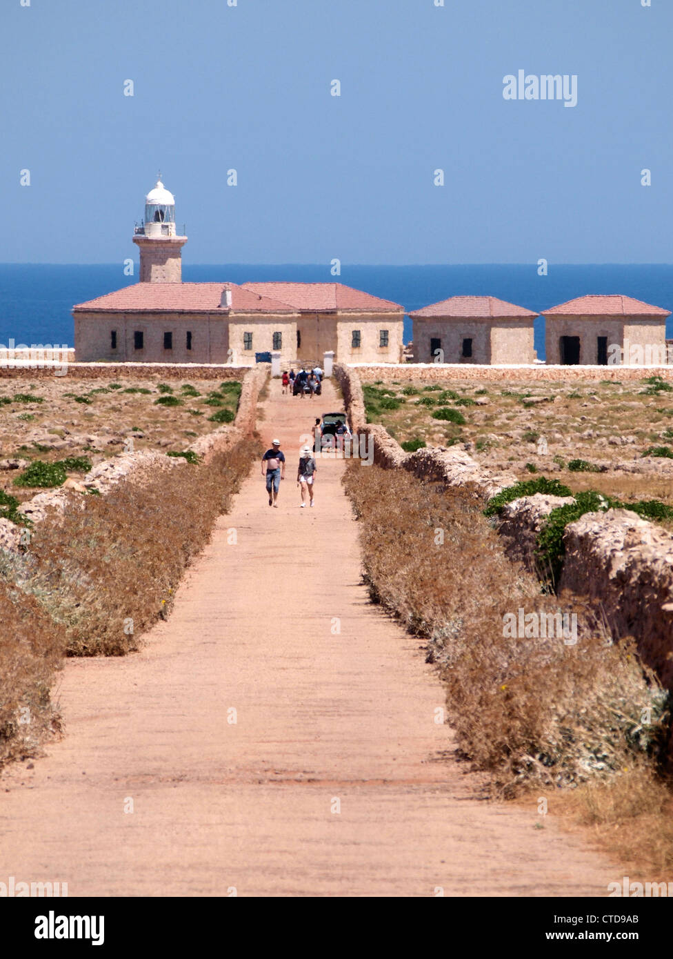 ROUTE ÉTROITE FORTIFIÉE VERS LE PHARE DE PUNTA NATI MINORQUE ESPAGNE ...