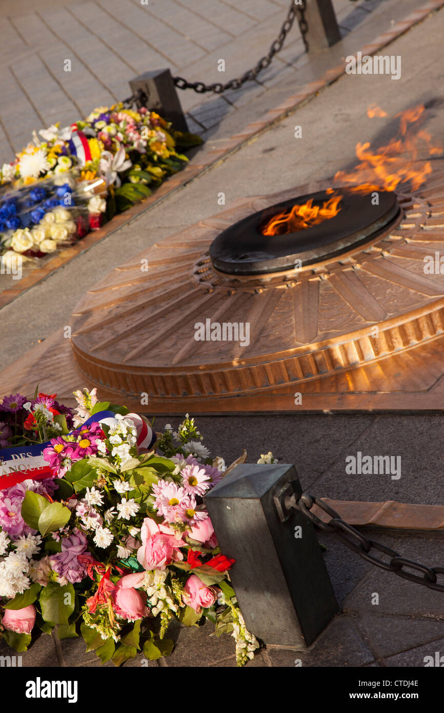 Tombe du Soldat inconnu sous l'Arc de Triomphe, Paris France Photo ...