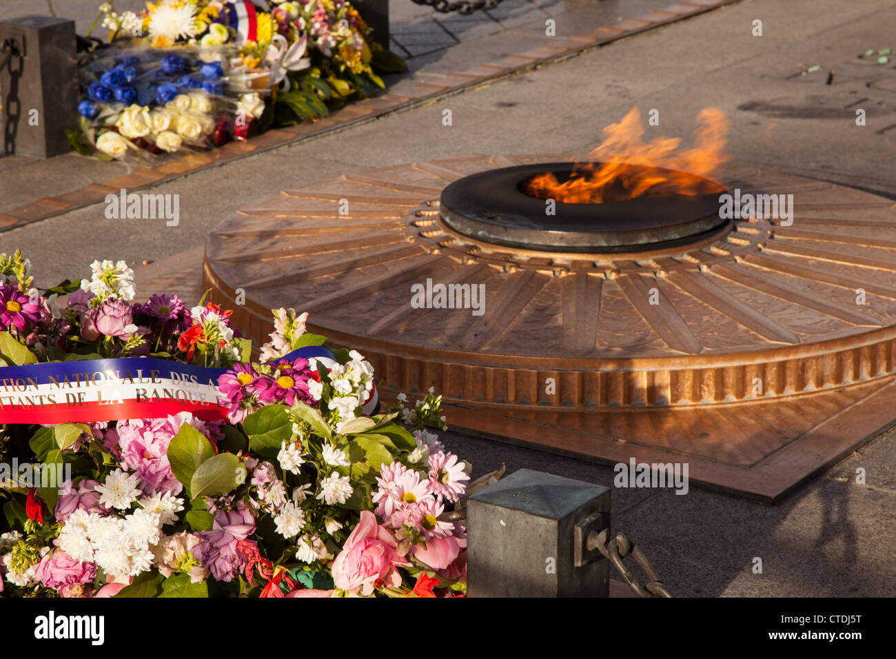 Tombe du Soldat inconnu sous l'Arc de Triomphe, Paris France Photo ...