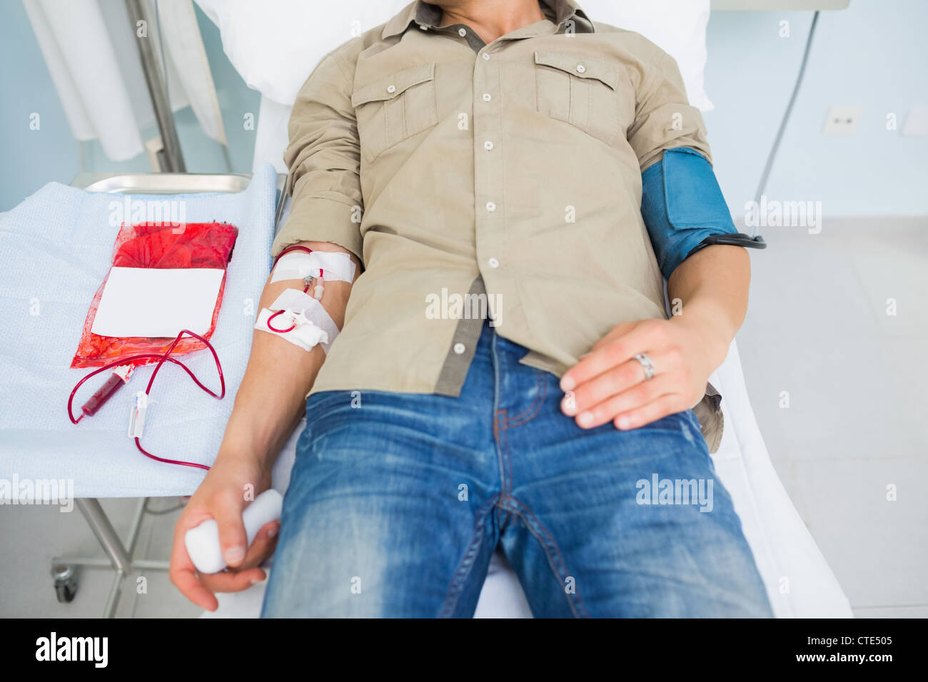 Male patient recevant une transfusion de sang Photo Stock - Alamy