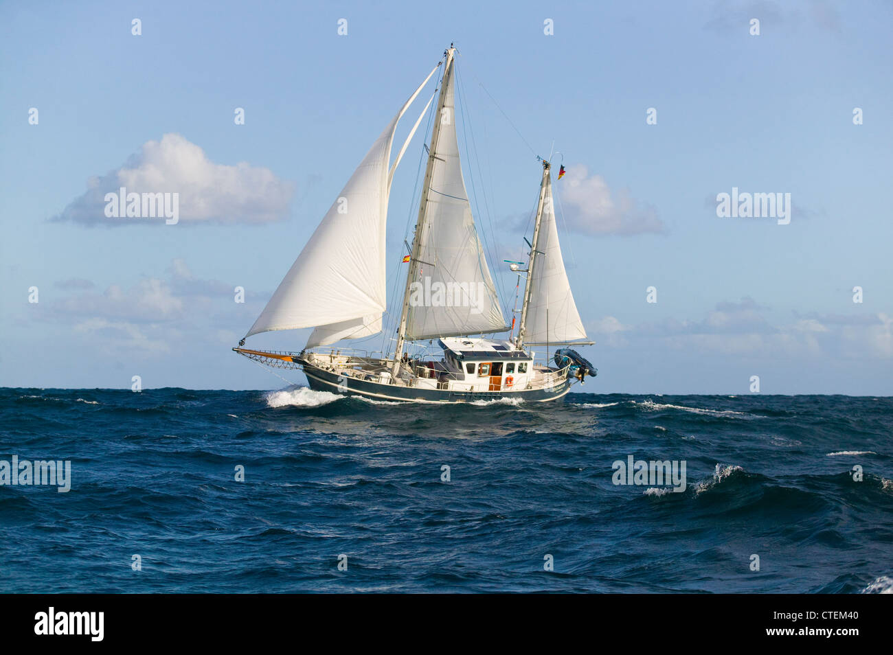 Navire à voile en haute mer Photo Stock - Alamy